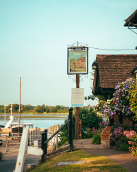 Maybush Inn – A beautiful waterfront pub at Waldringfield